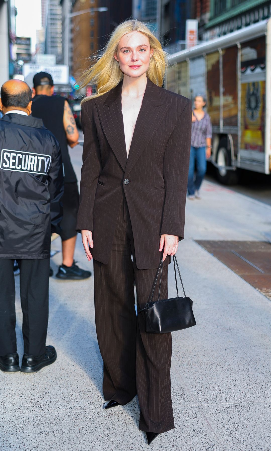 Elle Fanning deslumbra con un vestido dramático y joyería de lujo