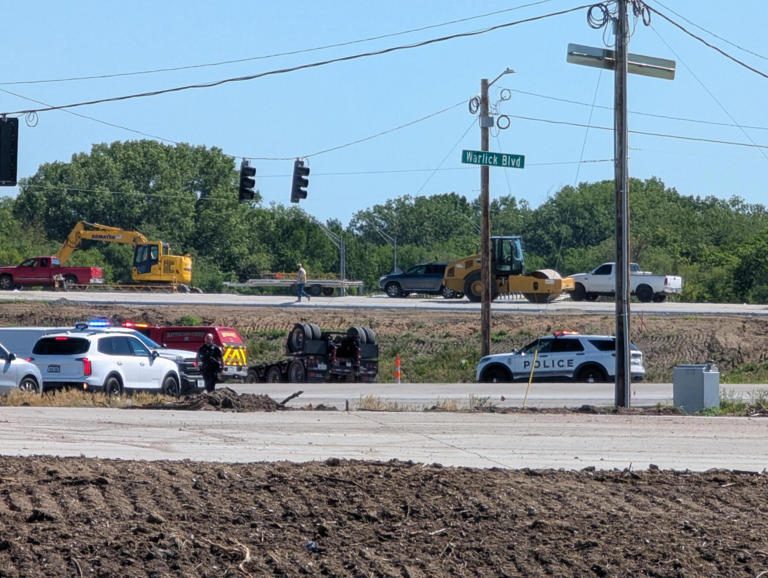 Lincoln police investigate fatal crash on Highway 77