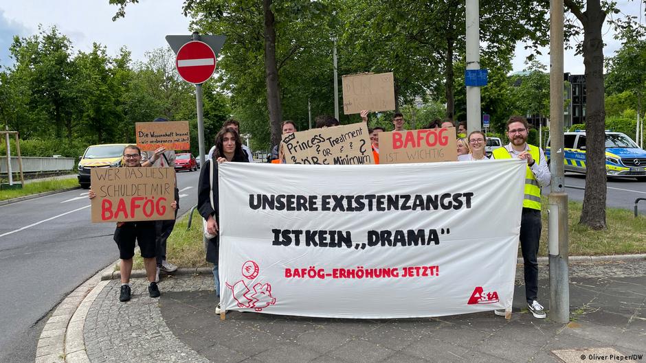 German students up in arms about funding cuts