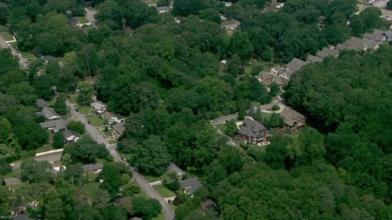 Stabbing call leads to barricade on King Springs Road in Smyrna