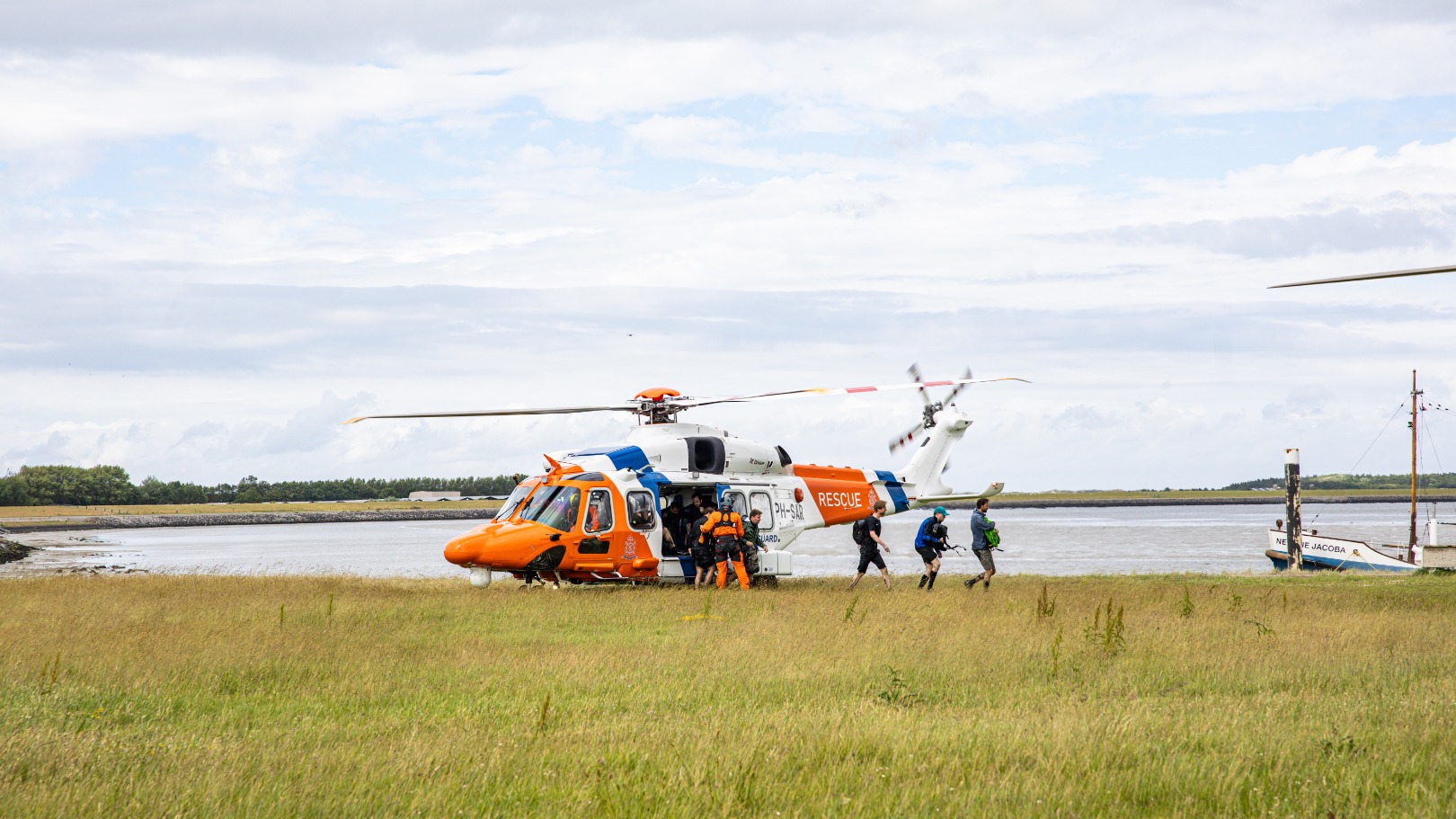 Tien wadlopers gered bij Ameland, stonden tot middel in het water