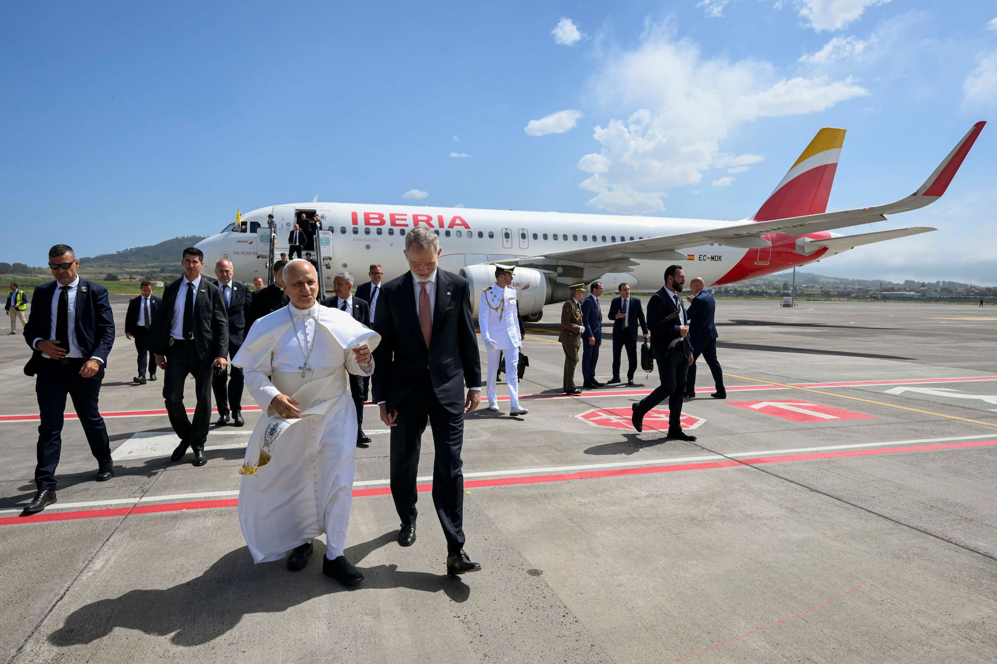 Triebwerksproblem zwingt Papst zum Flugzeugwechsel
