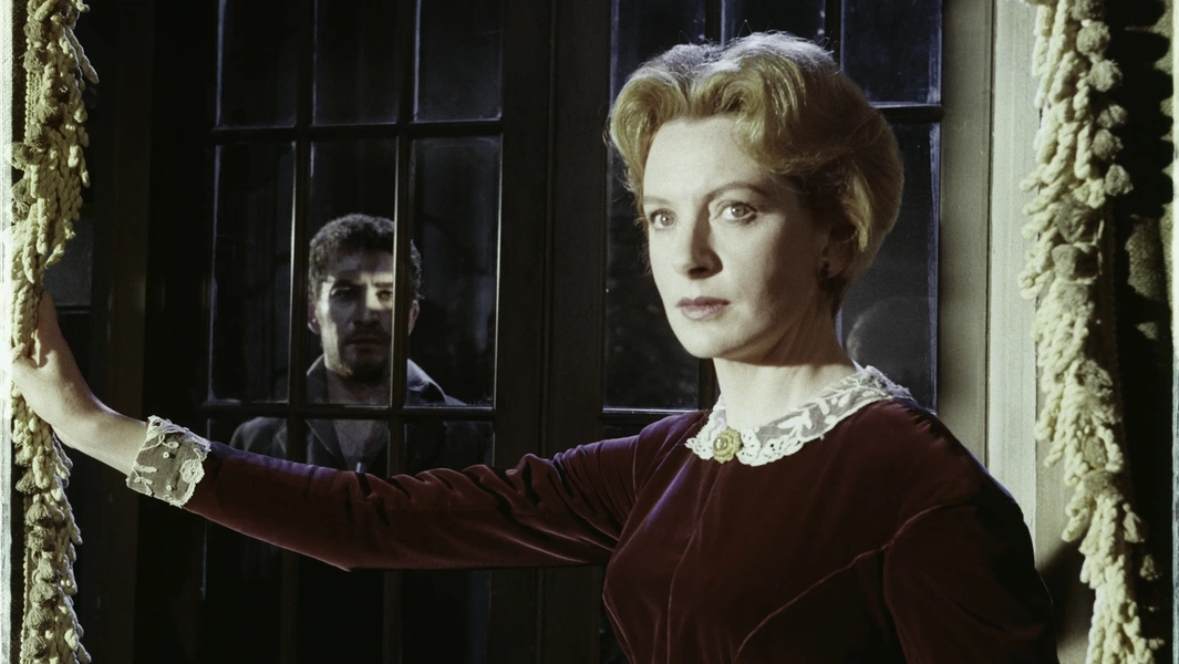 14 iconic haunted houses in film history
