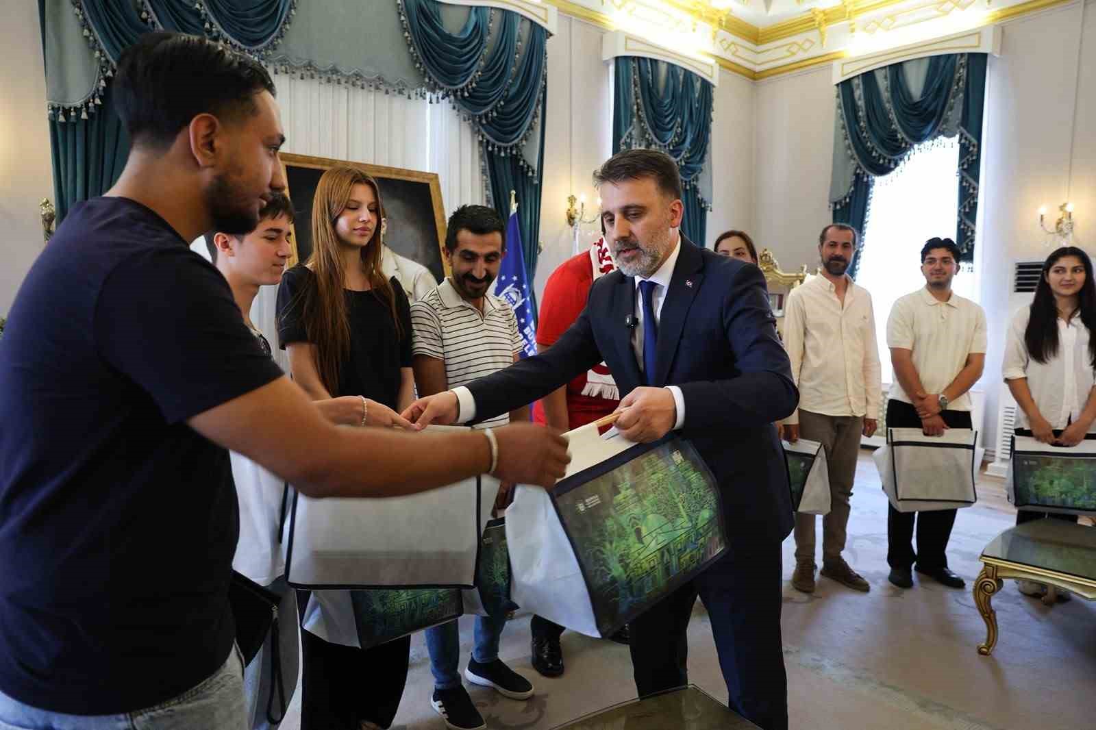 Başkan vekili Biba, şampiyon marşın bestecilerini ağırladı