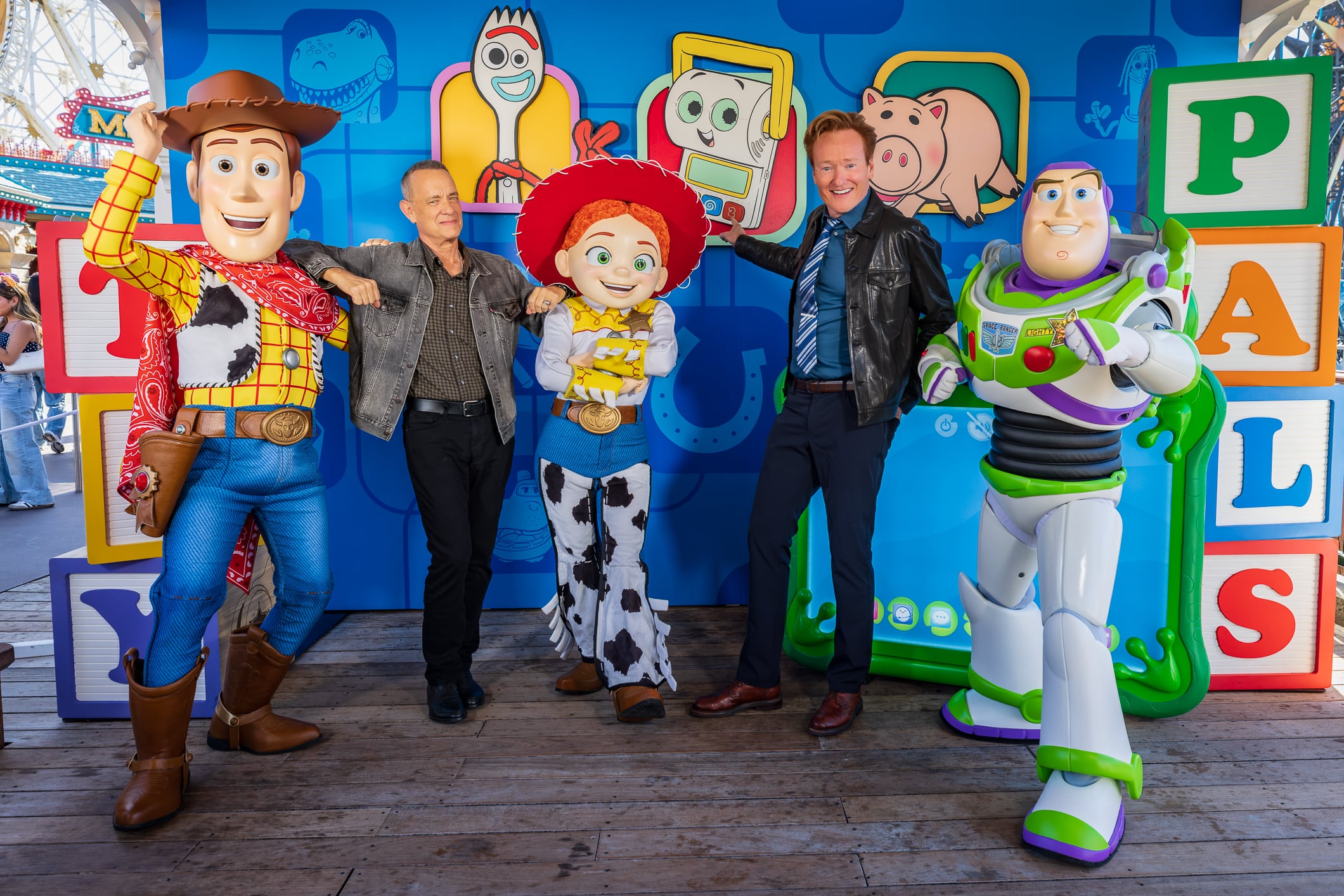 Tom Hanks y Conan O’Brien sorprenden a los fans en Disneyland Resort ...