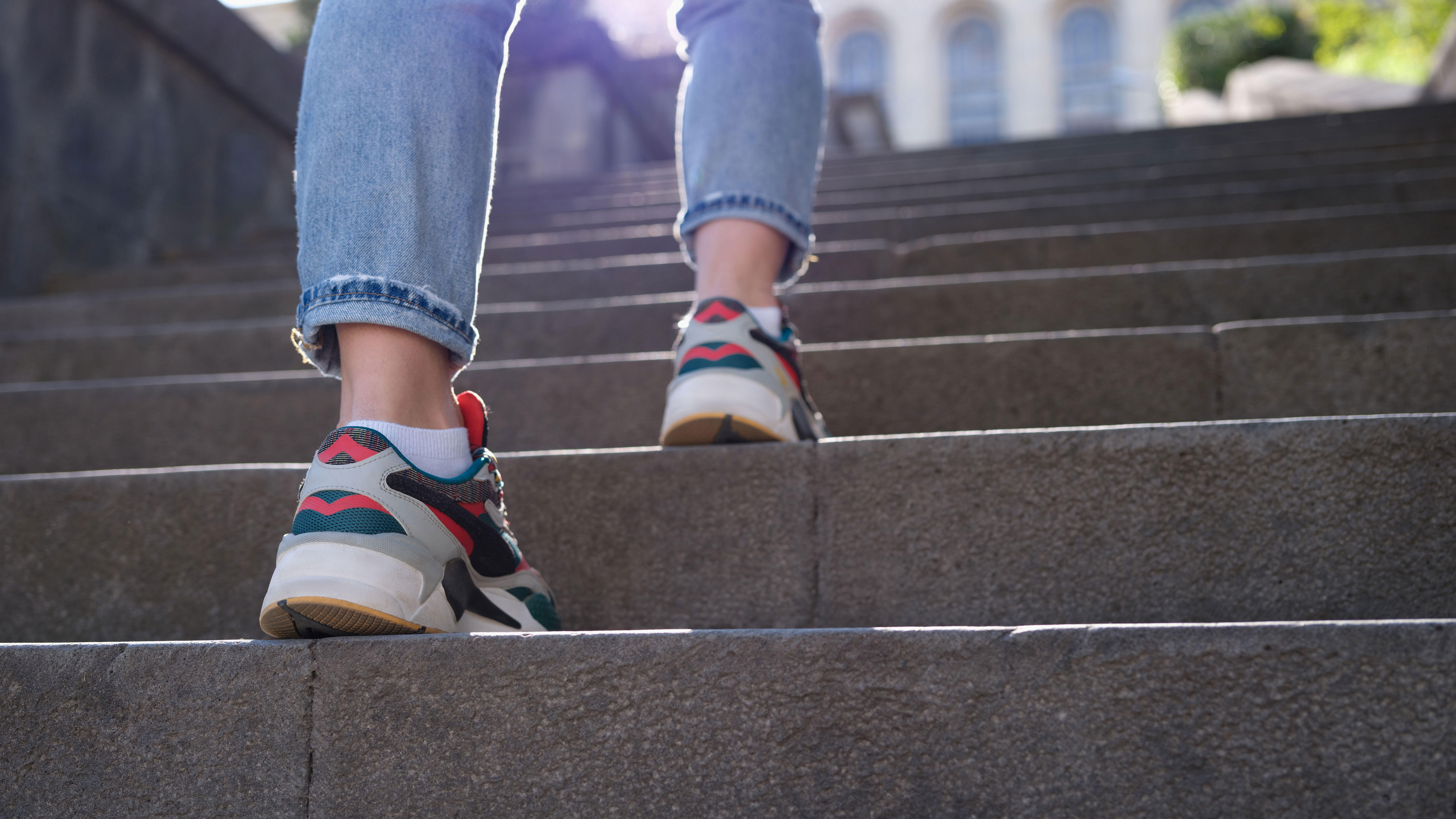 Masywne trampki idą w odstawkę. Tego lata królują inne buty