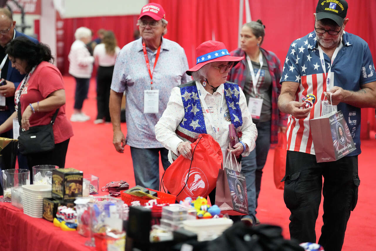 Abbott touts Texas record, warns GOP against complacency before ...