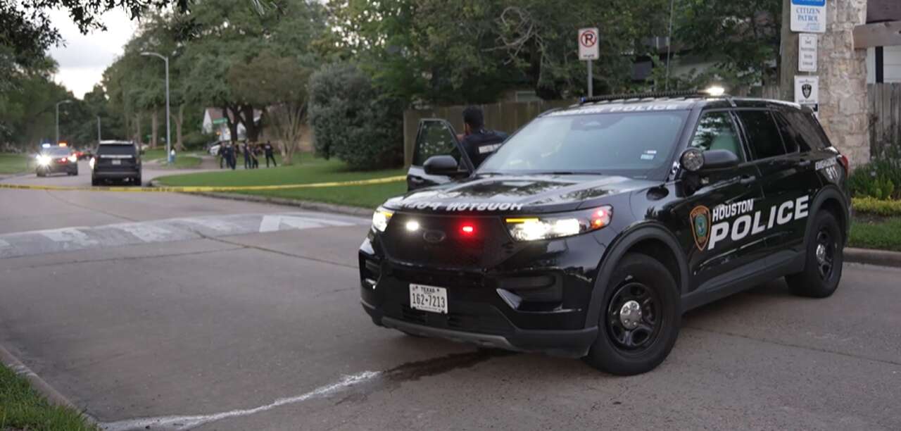 Houston police shoot man who pointed gun at father and child near Briar ...
