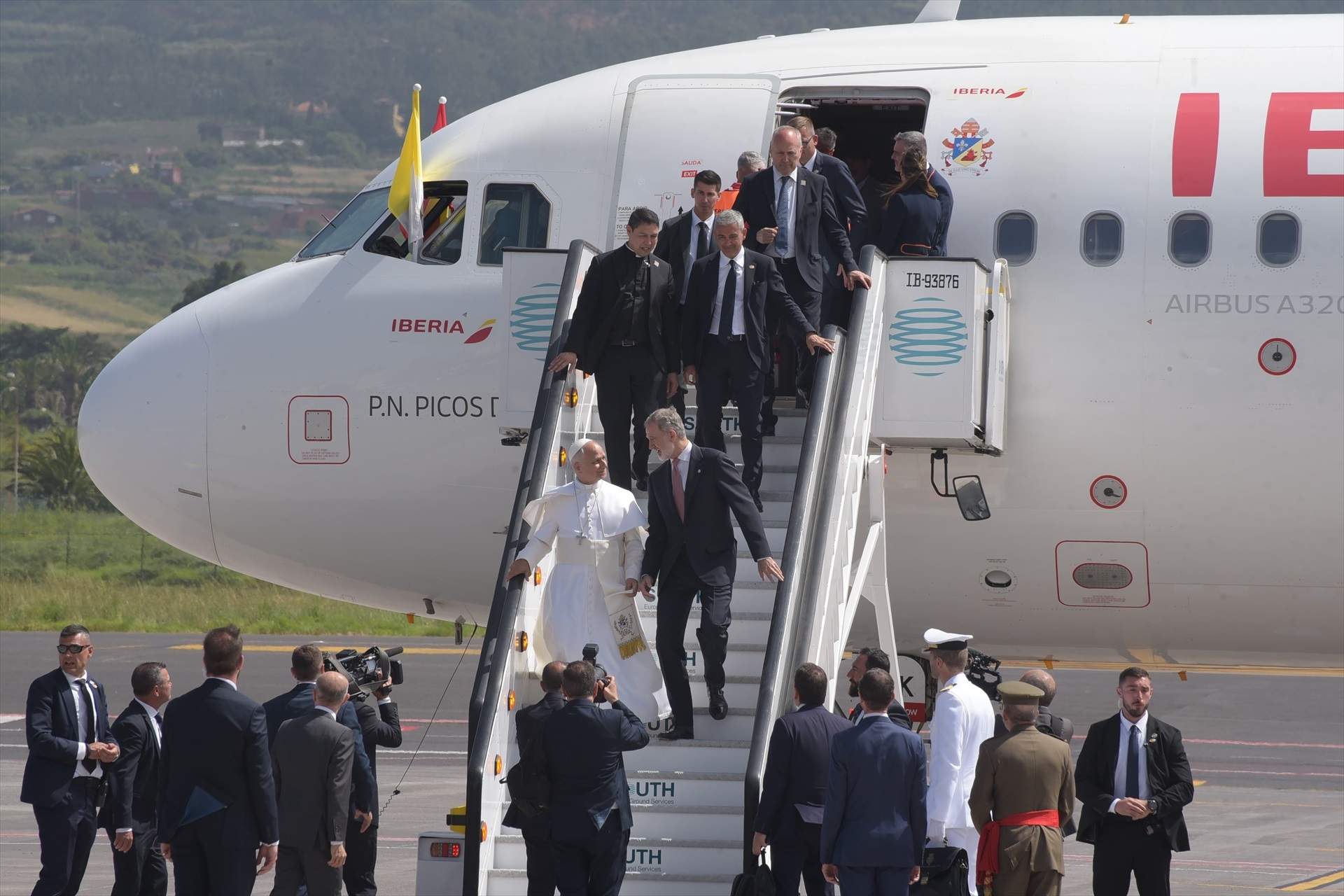 El papa abandona el avión que lo tenía que llevar a Roma por una incidencia