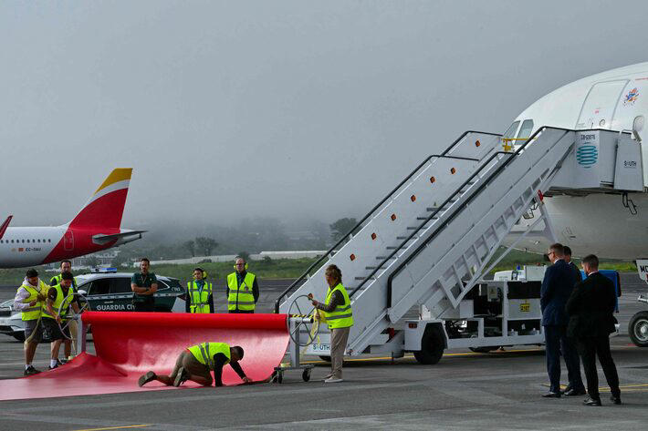 Papa é retirado de avião após problema técnico e adia retorno para Roma