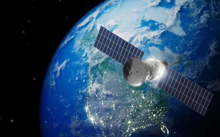 SpaceX stock is now trading. Should you buy SPCX today?