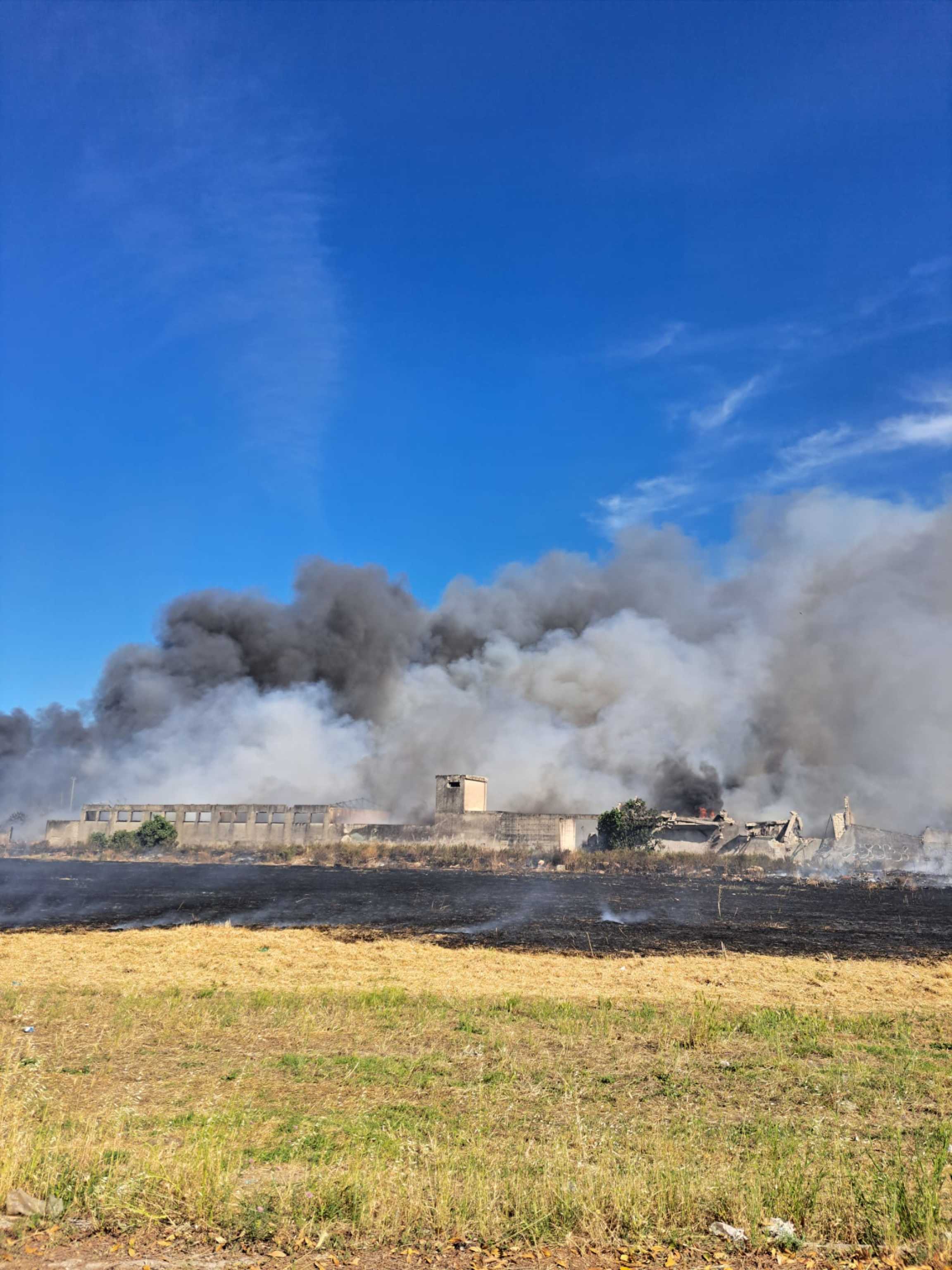 Vasto incendio in campo nomadi a Foggia, esplose bombole di gas