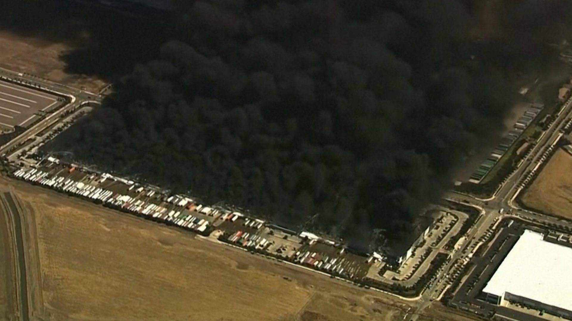 Huge fire destroys warehouse outside San Francisco
