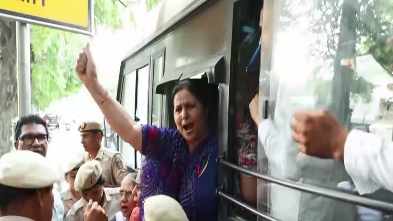 Congress workers protest ECI over Natarajan's plea rejection in Delhi