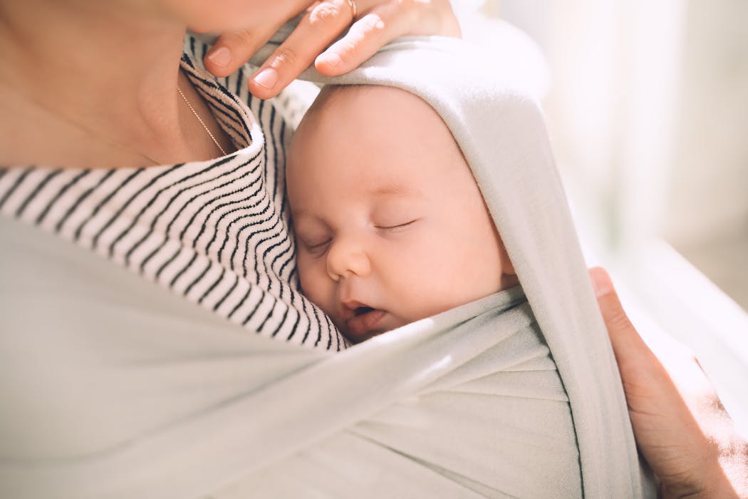 Baby slings: what the evidence says about benefits, risks and safe use