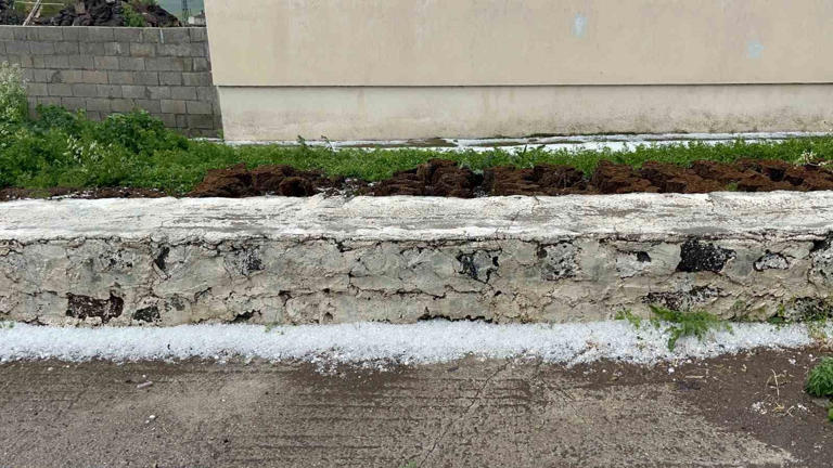 Kars’ta dolu kabusu: Araçlar hasar gördü, çiftçi umudunu kaybetti