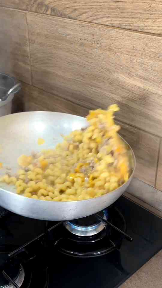 Pasta con salsiccia rucola e pomodorini