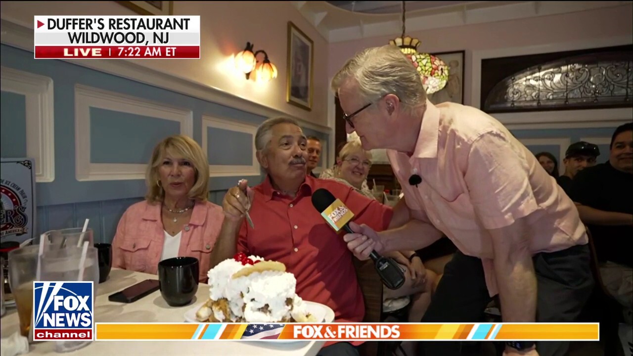 Steve Doocy makes giant ice cream waffle for 'Fox & Friends' viewers at ...