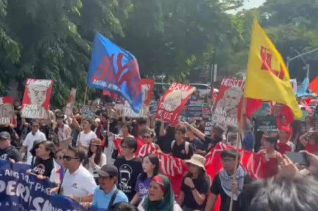 Drag show performed in Manila street as form of protest