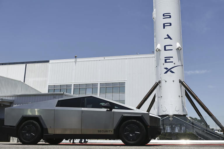 Stock market today: Indexes trade higher as SpaceX shares soar in debut ...
