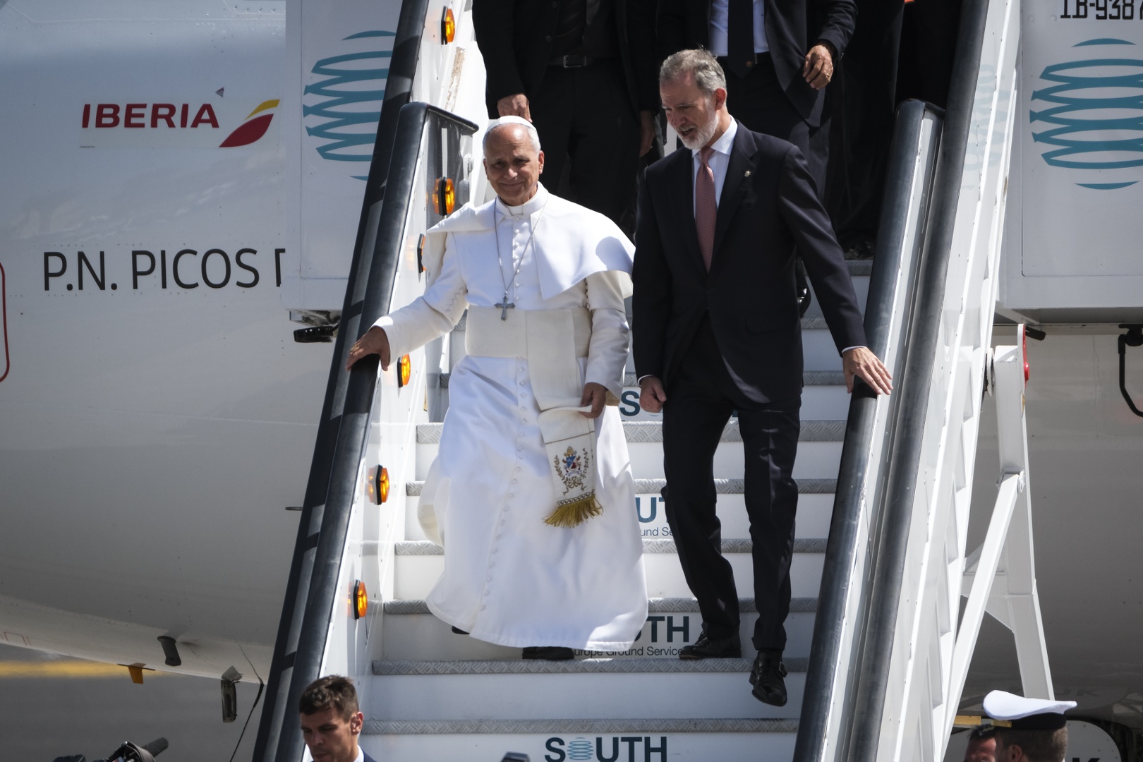 Una incidencia técnica retrasa la salida del avión del papa del ...