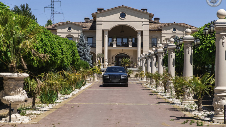 Aranyozott szobák, Rolls-Royce, Porsche és Ferrari a garázsban ...