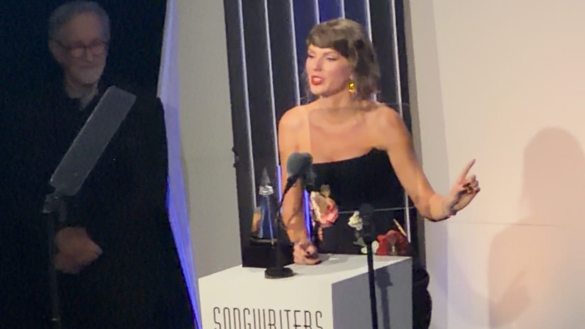 Taylor Swift tears up while thanking parents during induction speech