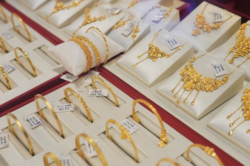 Analysis-gold's record rally falters as bulls run into Fed rate ...