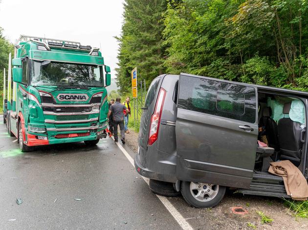 Van nimmt Holztransporter Vorfahrt – Lkw kracht frontal in Ford