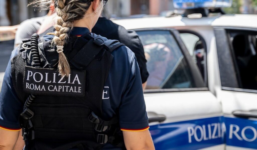 Caos a Ponte Sant’Angelo: venditore abusivo aggredisce due vigilesse ...