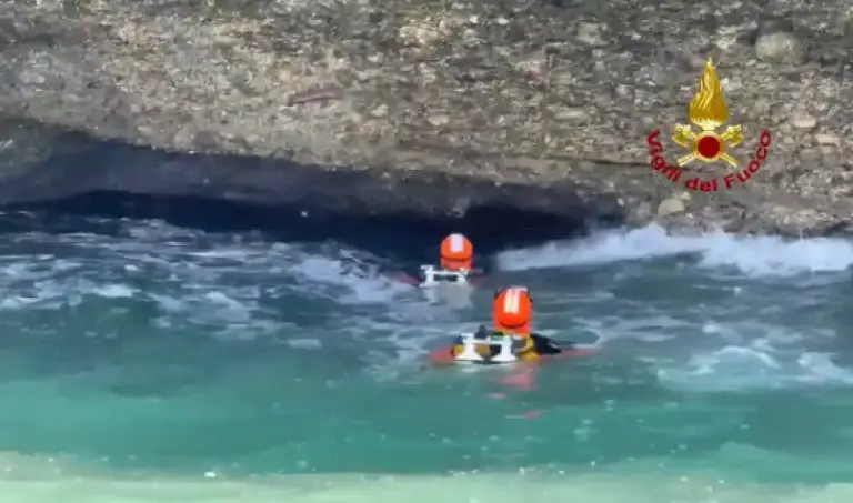 Ritrovati i corpi senza vita dei due ragazzi dispersi in mare a ...