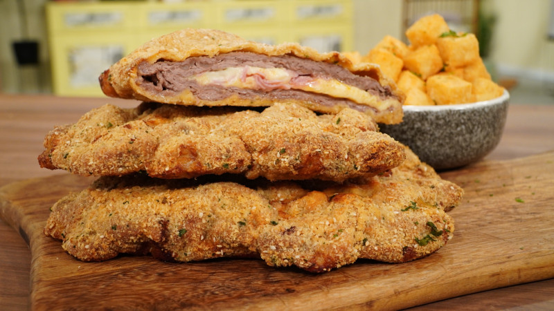 Irresistible milanesa rellena de provolone con papas