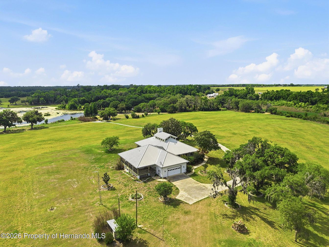 Stunning 1993 southern-style estate in Dade City, Florida with majestic ...