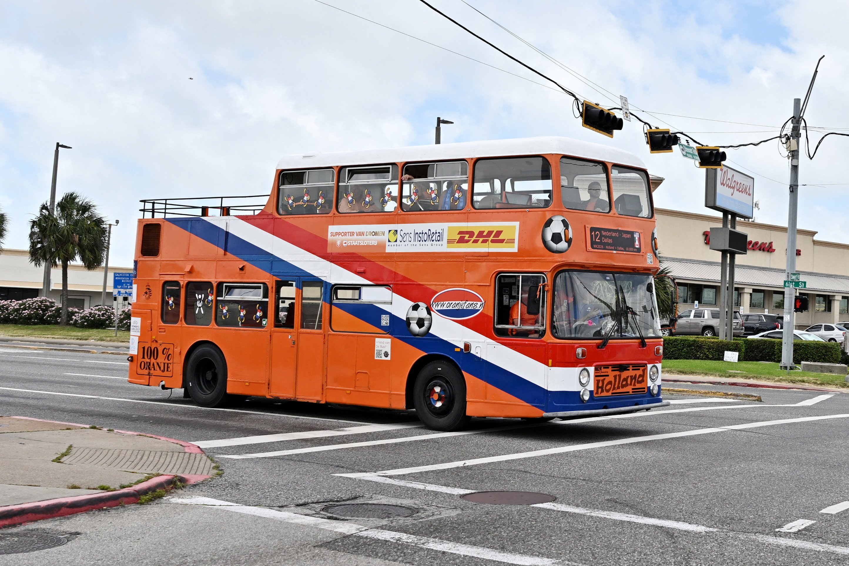 The Dutch Orange Bus arrives in Texas ahead of game at Dallas Stadium