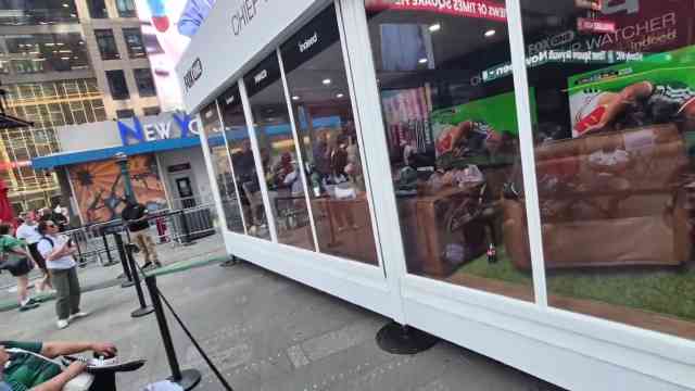2 soccer fans land $50K gig to watch all 104 World Cup games - inside a ...