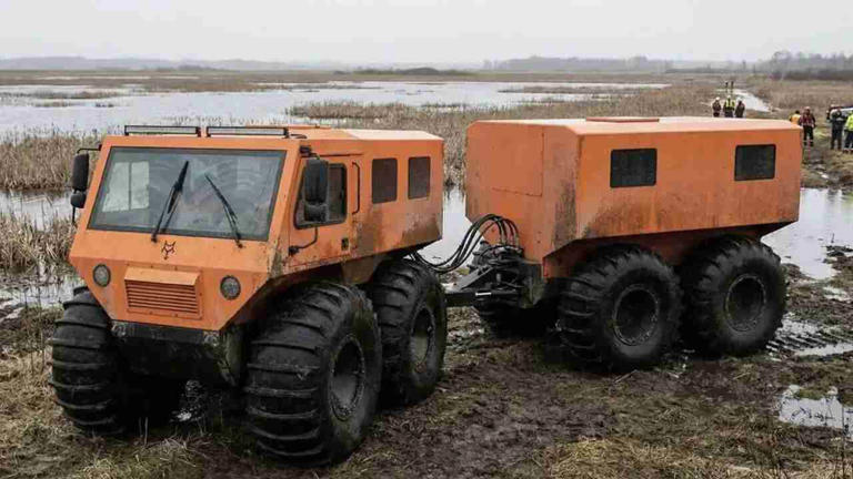 China unveils 10×10 amphibious vehicle capable of carrying 31 people