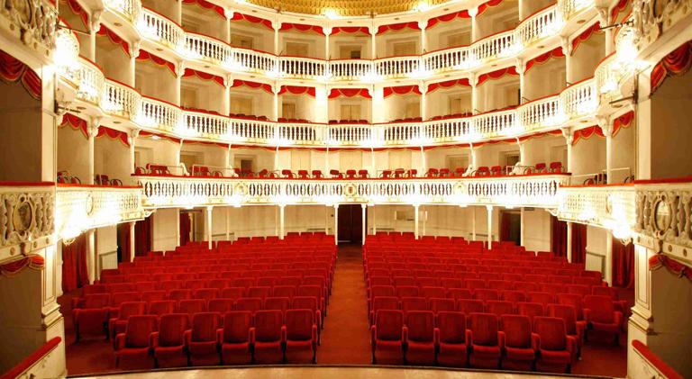 “Il Teatro Sannazzaro c'è”: l'omaggio per la rinascita del teatro di Napoli