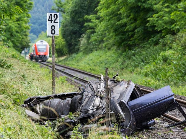 Zug kollidiert mit Auto in Südhessen – Autofahrer stirbt, Bahnstrecke ...