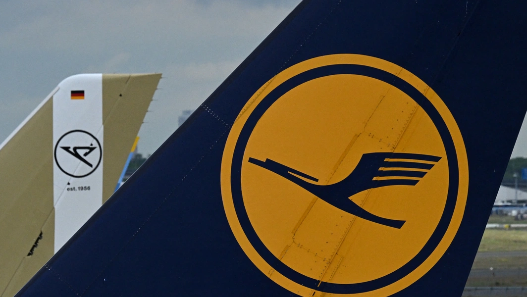 4 airline logos and their distinctive designs