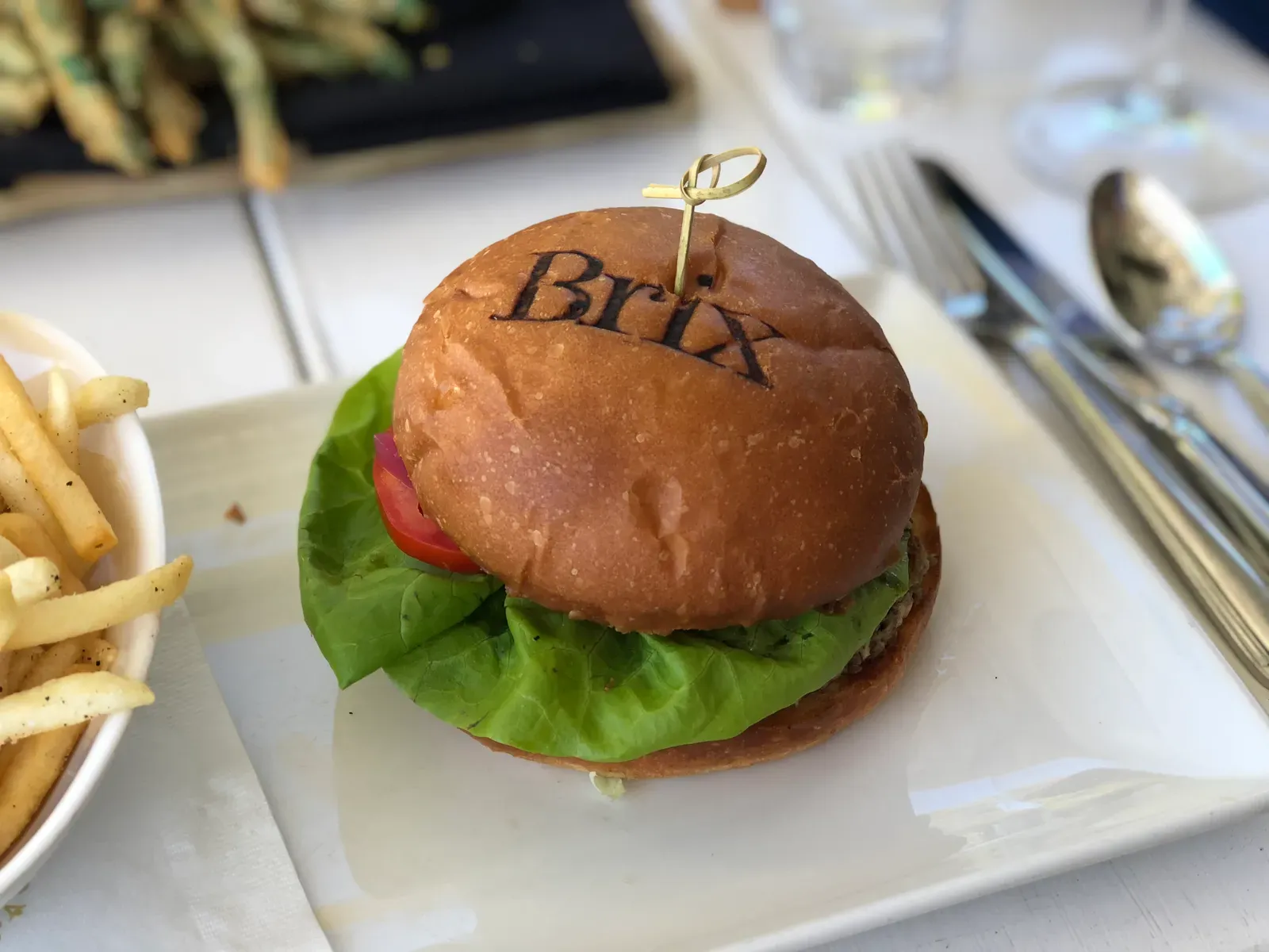 What food stylists never tell you about the burgers in fast-food ...