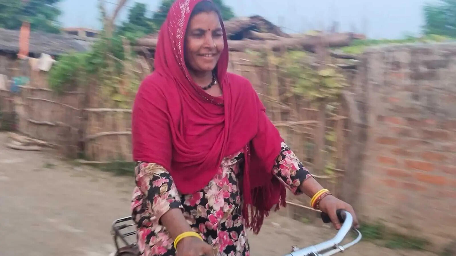‘Snake Lady’ of West Champaran spends four decades rescuing venomous ...