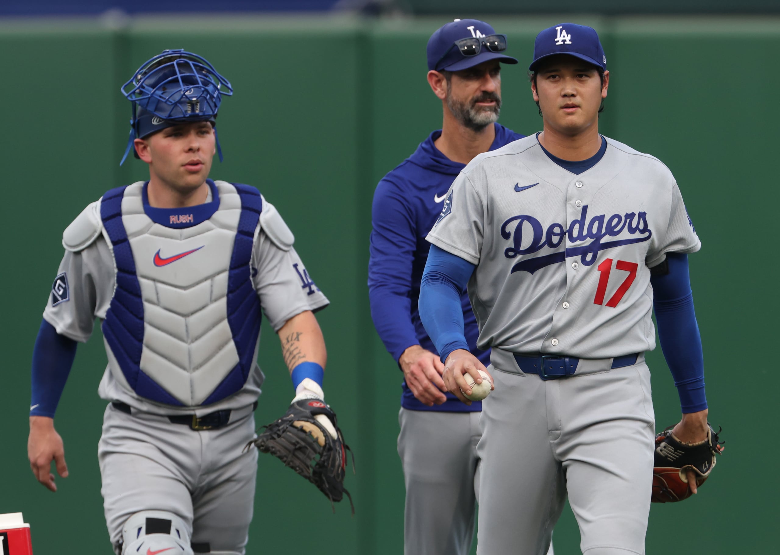 Shohei Ohtani injury update: Dodgers star exits early with knee ...