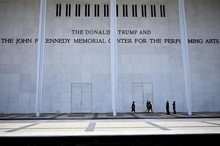 Un juez federal rechaza frenar la retirada del nombre de Trump del ...