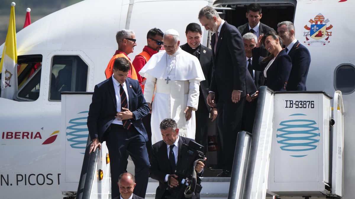 Una incidencia en un motor obliga al Papa a bajarse del avión en el que ...