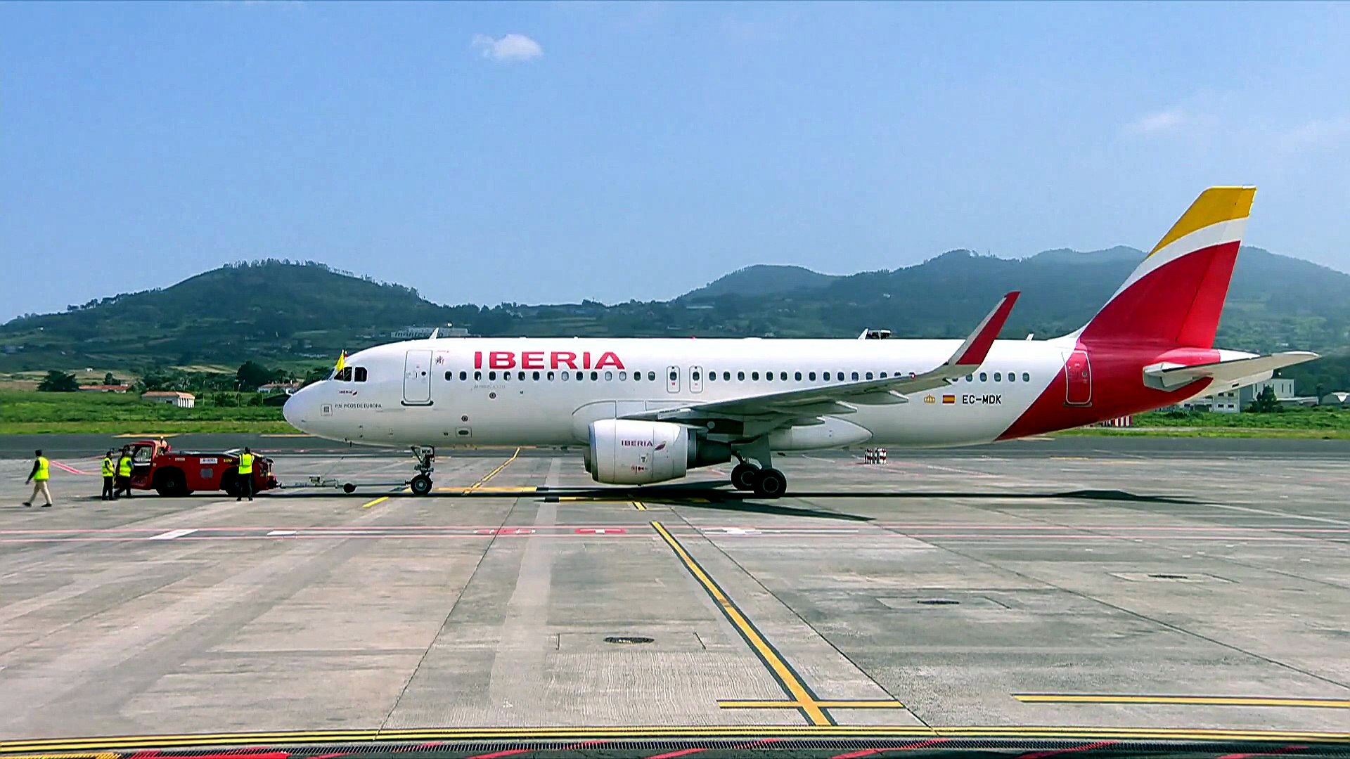 Remolcan el avión averiado del Papa