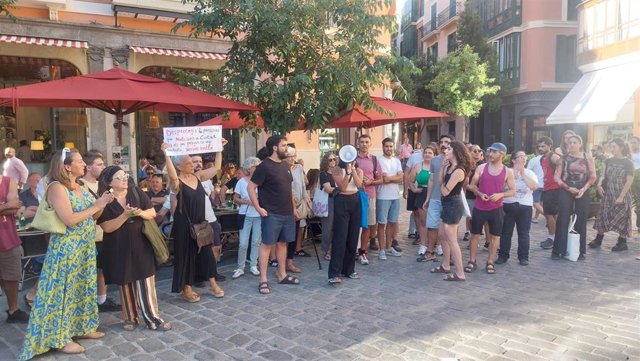 Unas 50 personas se concentran en Cort para advertir que el ...