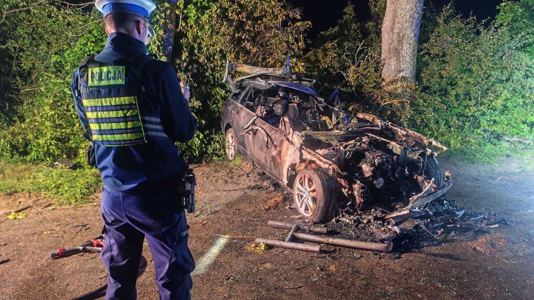 Śmiertelny wypadek 19-latka. Auto uderzyło w drzewo i stanęło w płomieniach