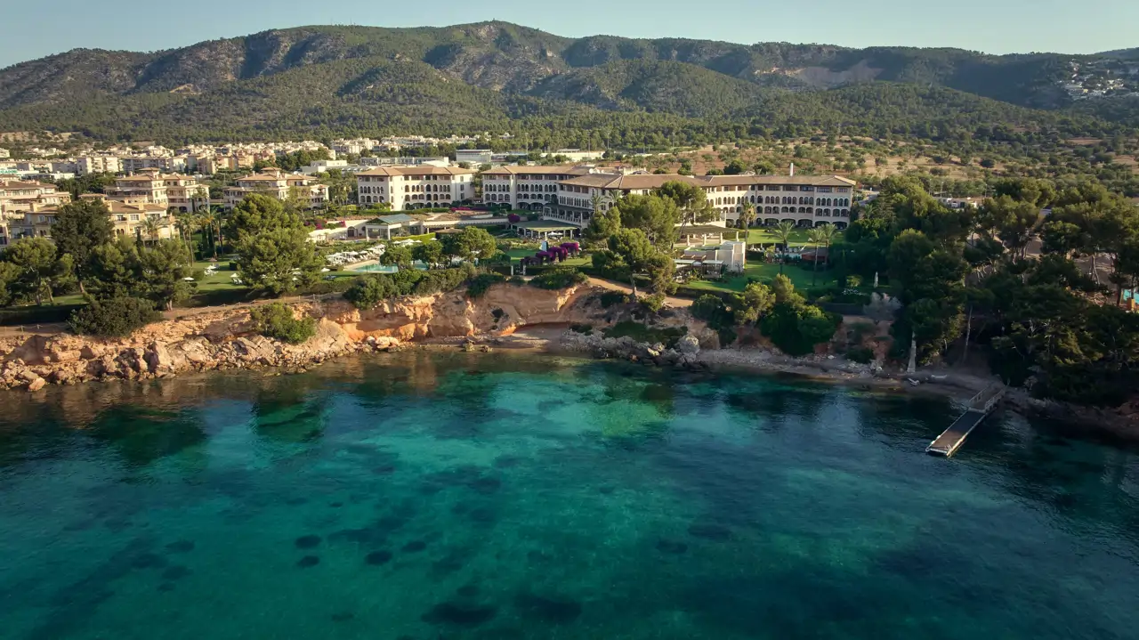 Un hotel donde el lujo comienza en el mar