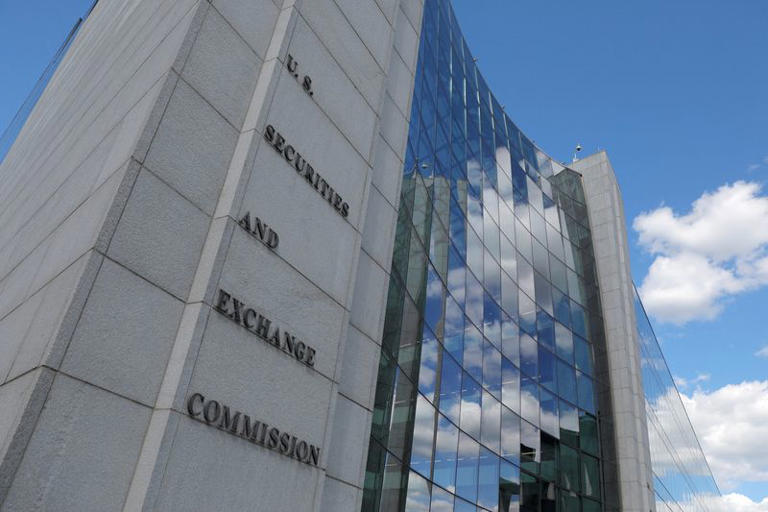 Former star US bond manager Kenneth Leech pleads guilty to obstructing ...