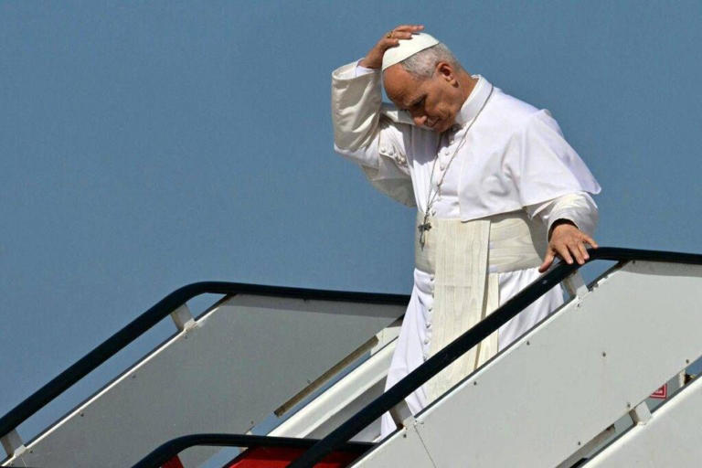 Papa Leone XIV, problema tecnico al decollo: il Pontefice scende dall’aereo